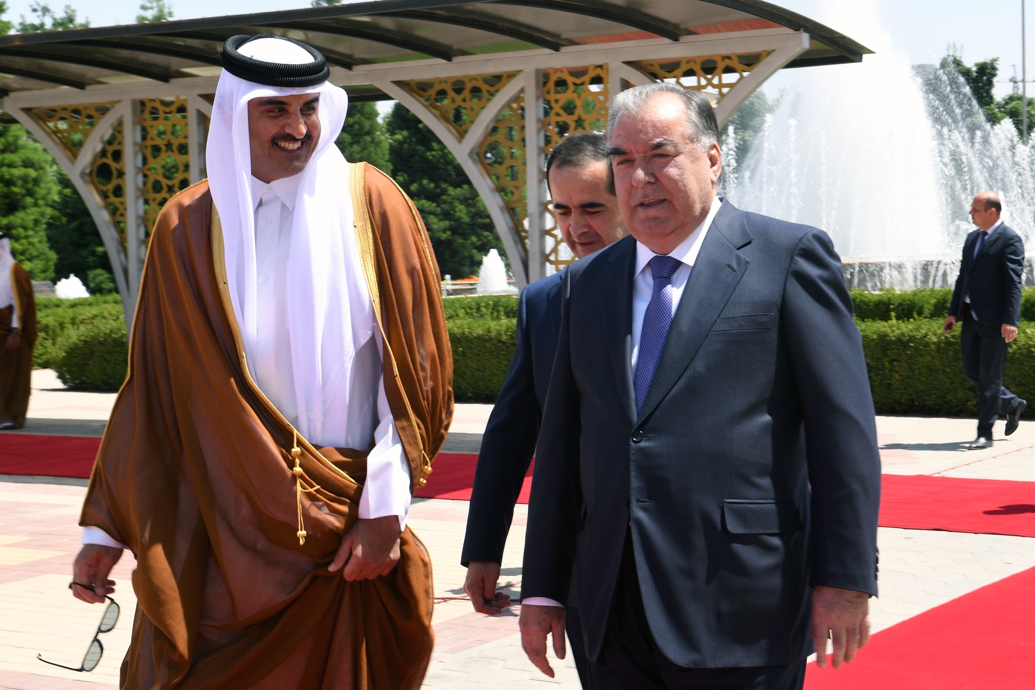 Амири давлати Қатар вориди Тоҷикистон шуд - Azda.tv