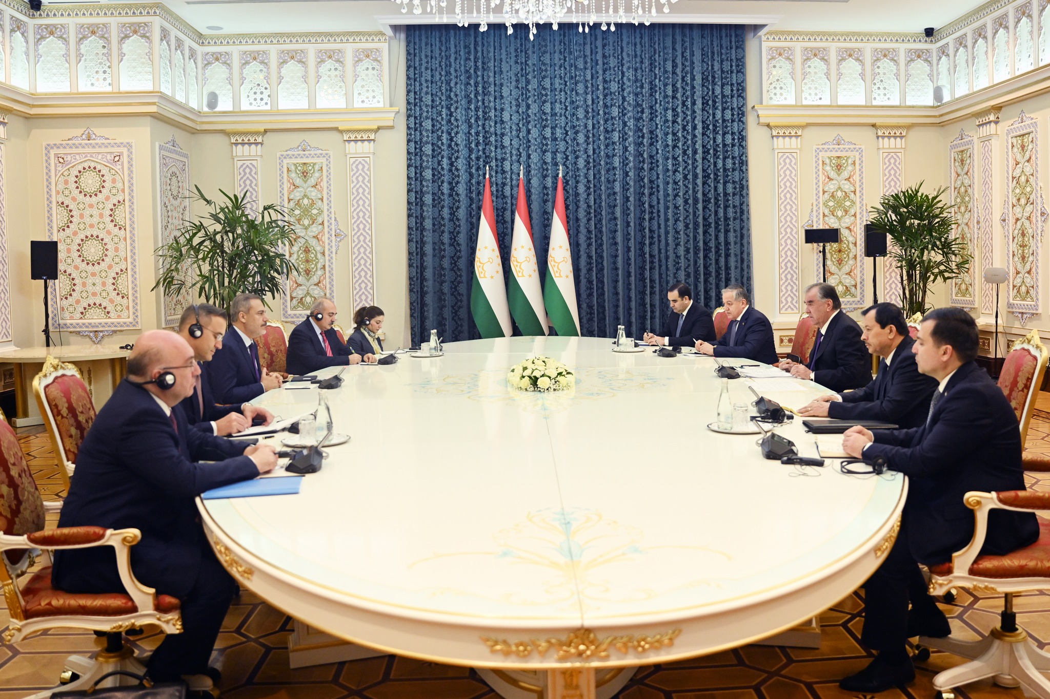 Мулоқоти Раҳмон бо Фидан - Azda.tv